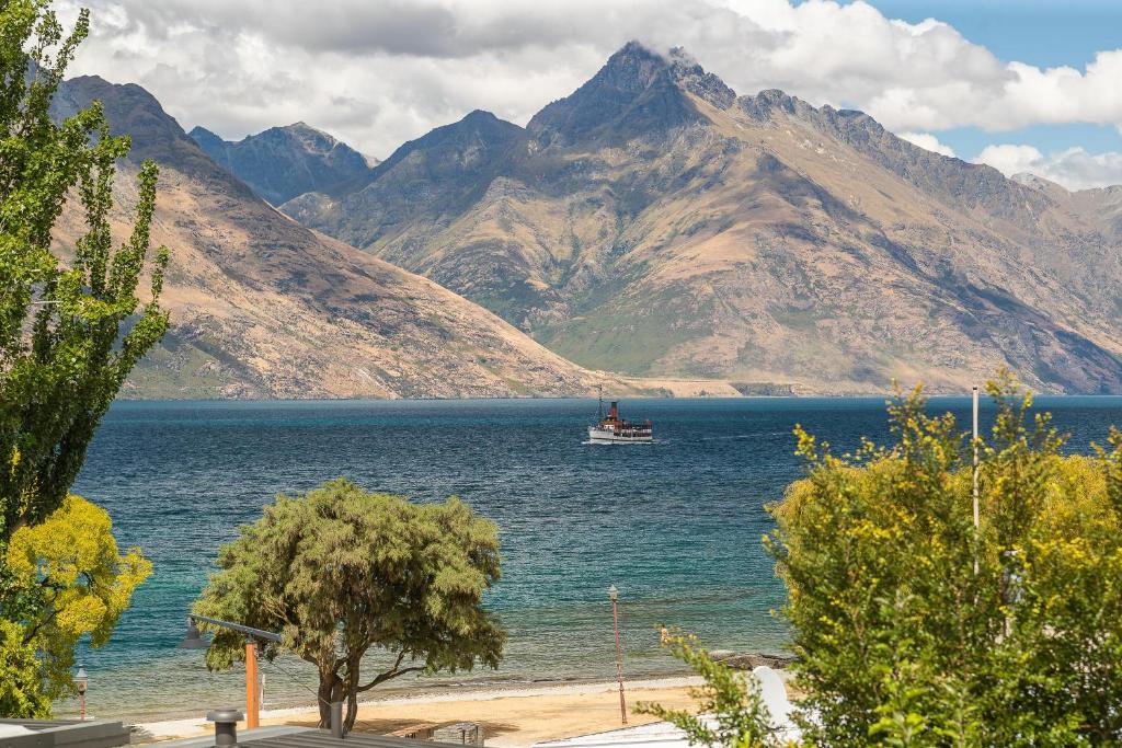 Lodges 11 - Lake views and close to town, Queenstown (updated prices 2025)