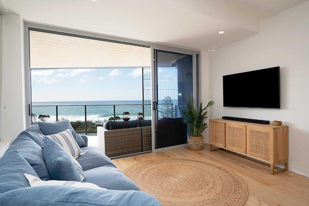Beachfront Escape at Beach Life with Ocean Views, Alexandra Headland ...