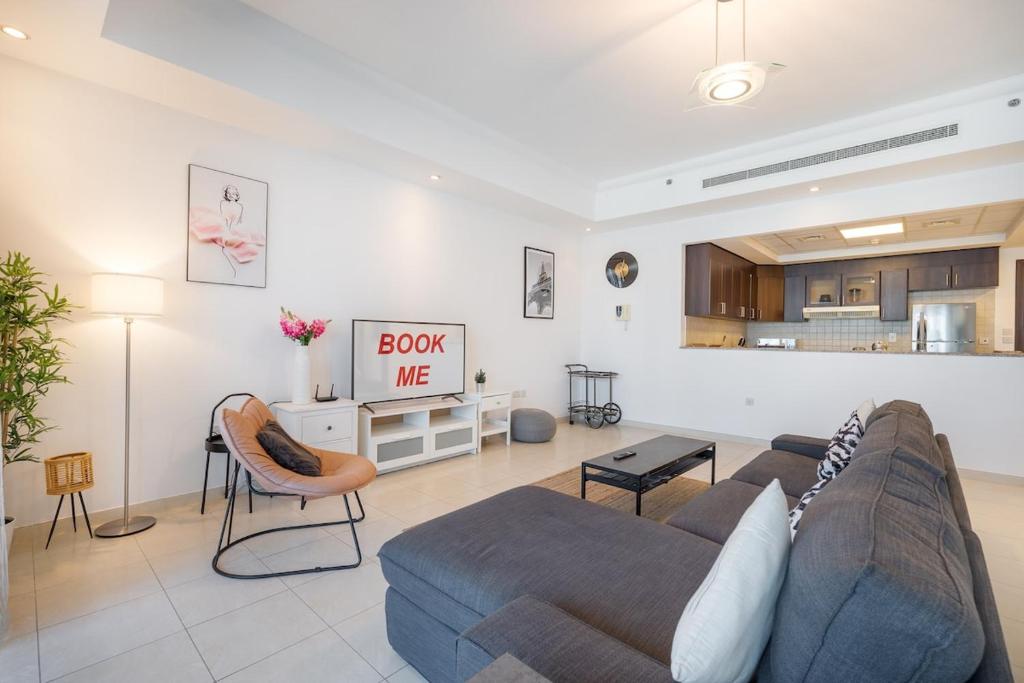 Spacious 1-Bedroom Apartment in Business Bay with Canal Views, Dubai ...