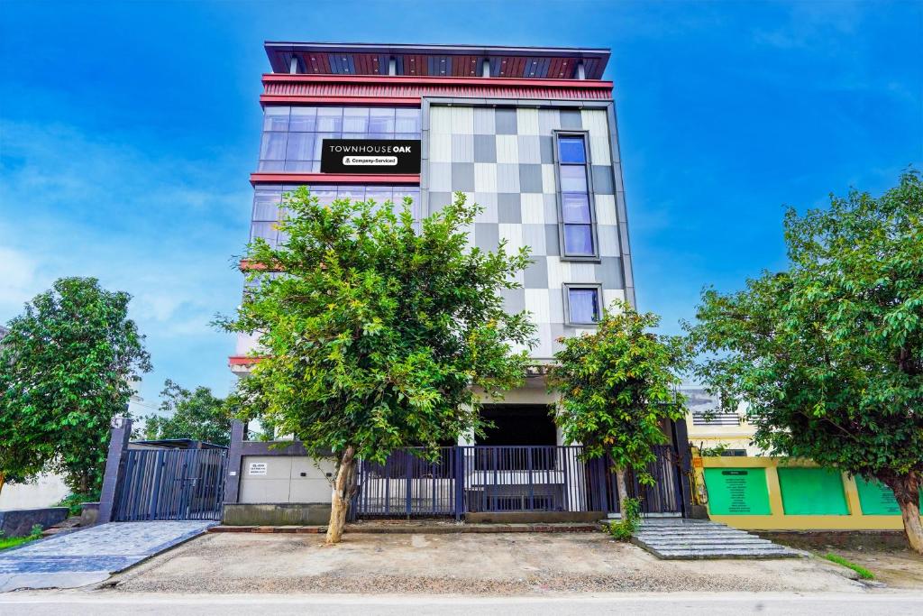 Super Townhouse Oak Sector 116 Noida, Noida (updated prices 2025)