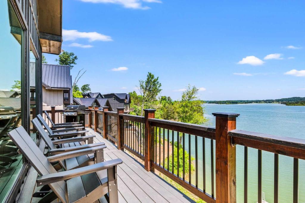 Luxury Cabin Slide into Lake Pool Hot Tub Games, Dandridge ...