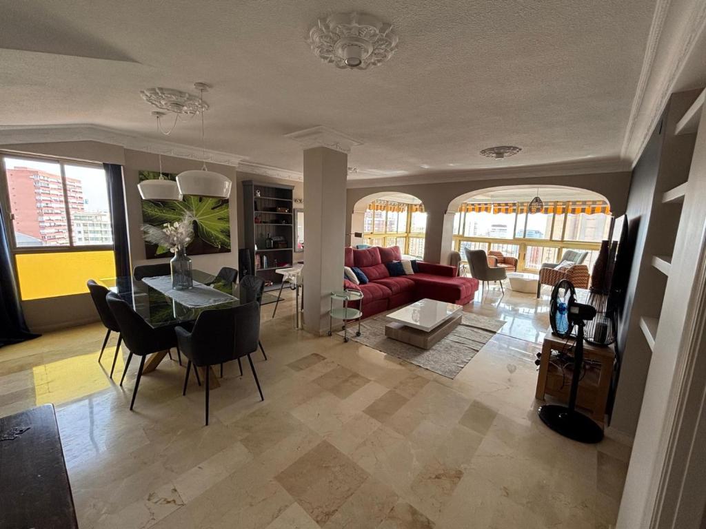 Duplex Idéal Vue Mer & Montagnes, à 5 min à Pied de la Plage, Benidorm (updated prices 2025)