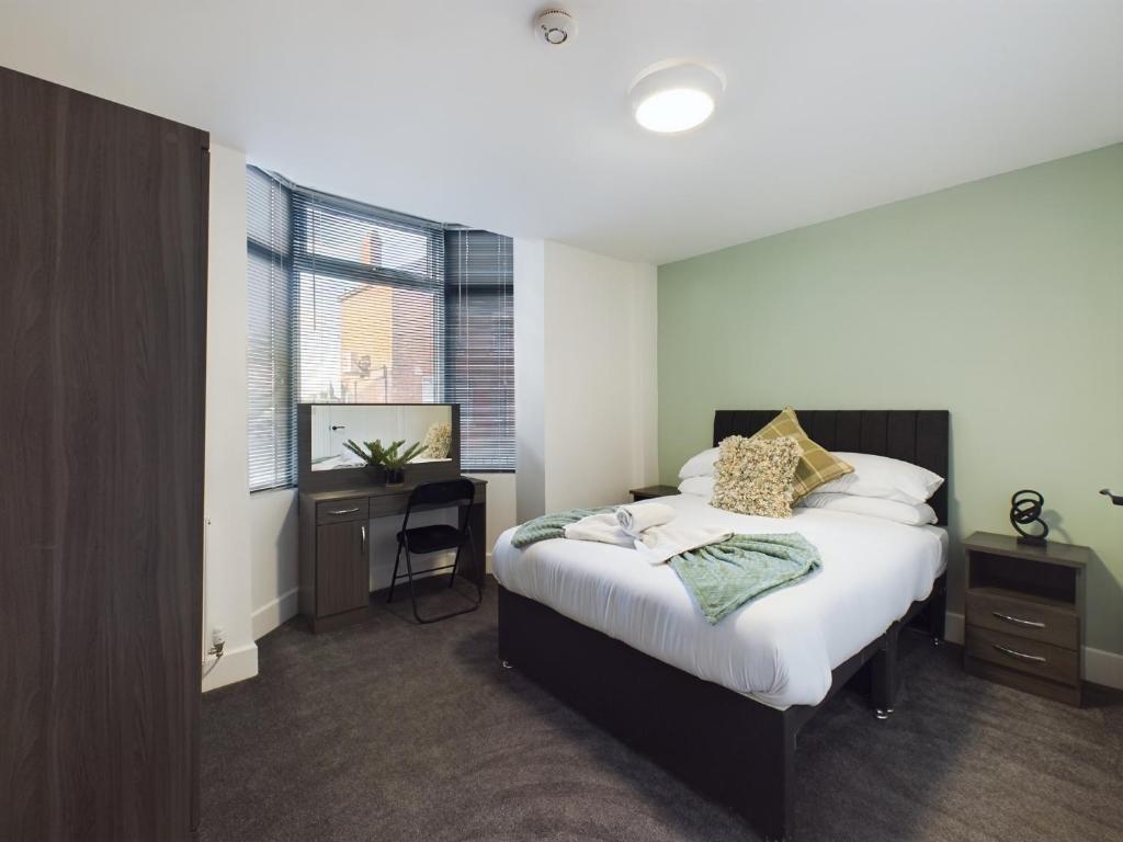 Six Bedroom Home - Train Station & Town Centre Location!, Darlington ...