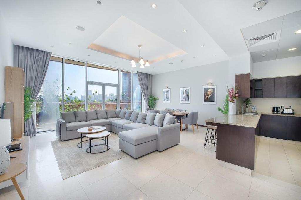 Stylish 1-Bedroom Apartment with Private Beach & Infinity Pool at Tiara Residences Palm Jumeirah ...