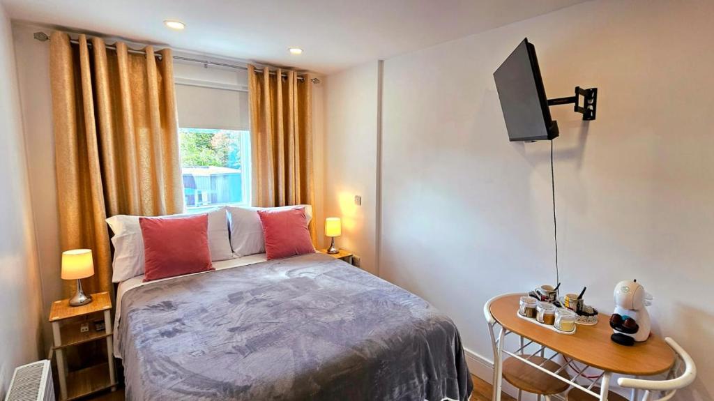 Claire Double Room, London (updated prices 2026)