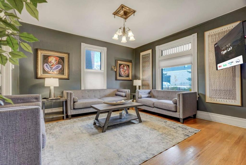 Tiger Lair Walk to CC Historic Downtown COS 4BR, Colorado Springs ...