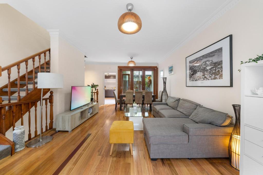 Ideally located 3 BR with Parking & Central & Darling Harbour-10 mins ...
