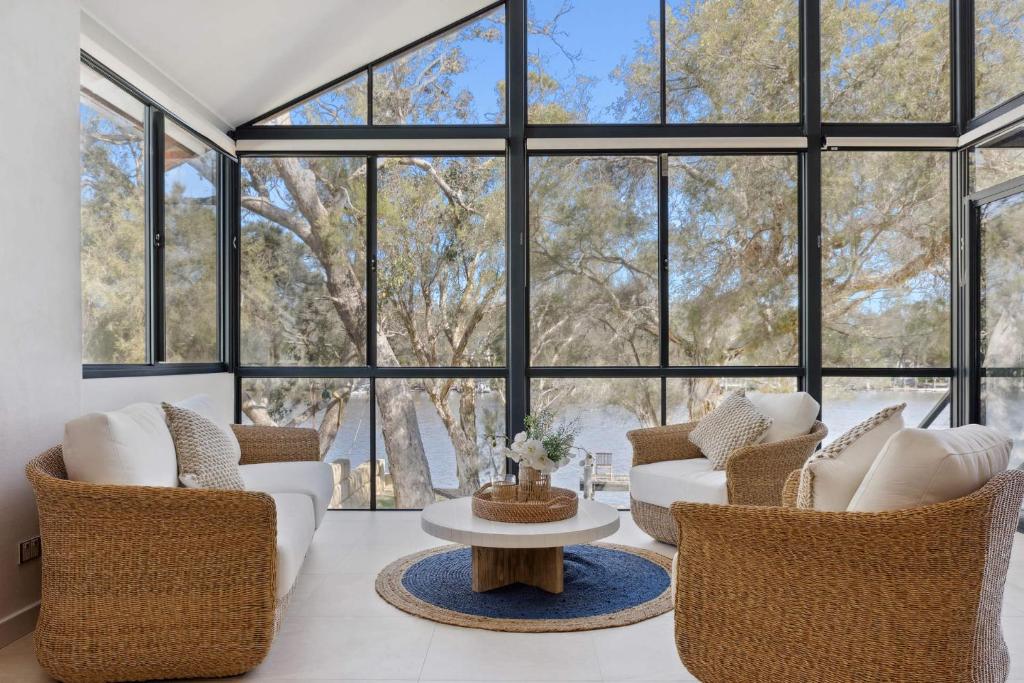 Luxury Riverside Escape with Private Jetty on the Murray River, North ...