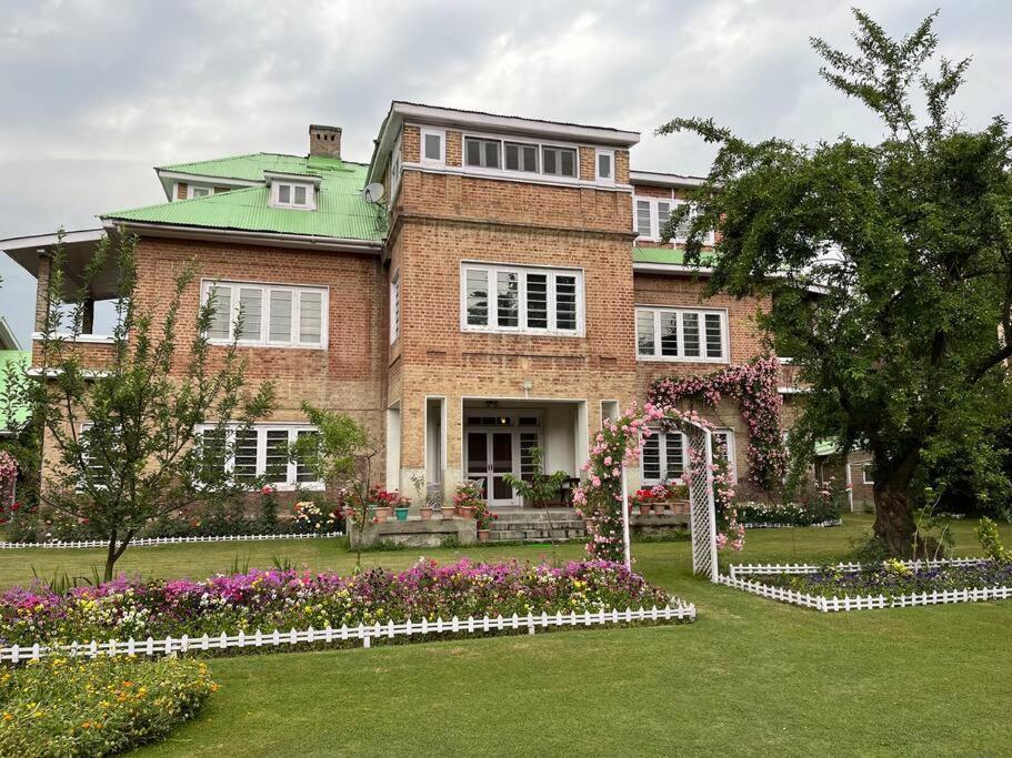Home Zoned Awakening Heritage Bungalow, Srinagar (updated prices 2026)