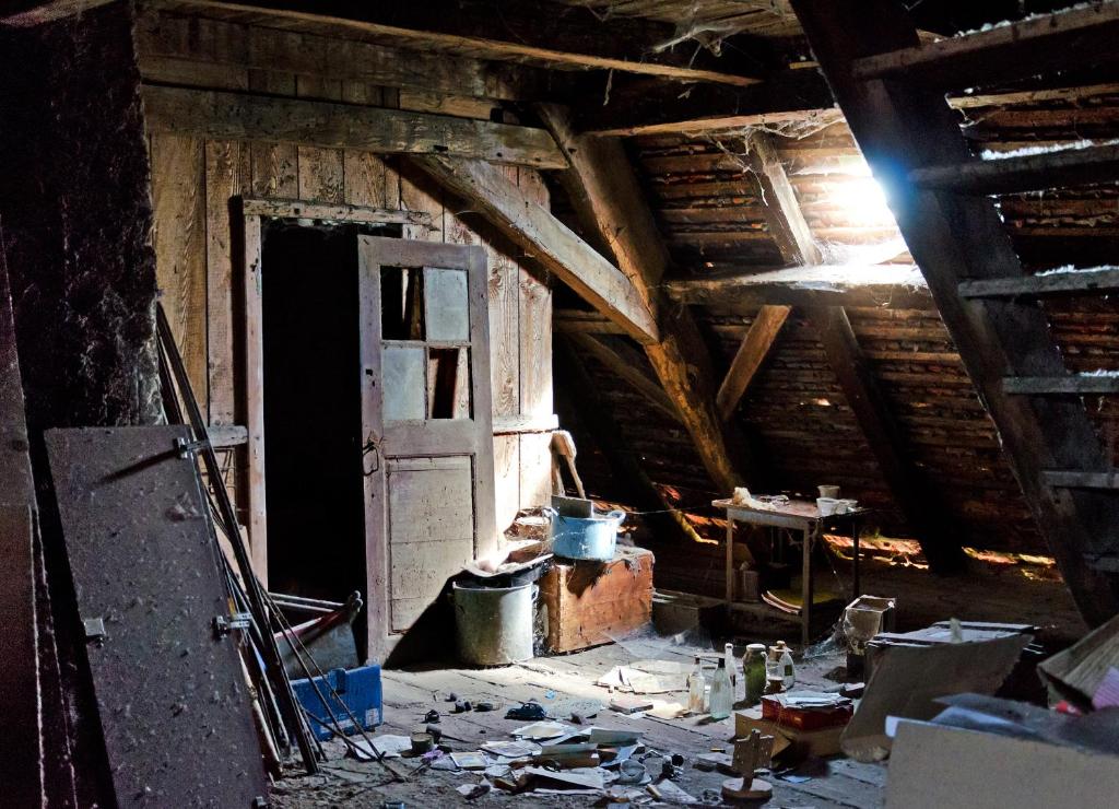 The Old Bakery - Stay in what was the dirty dusty old store rooms ...