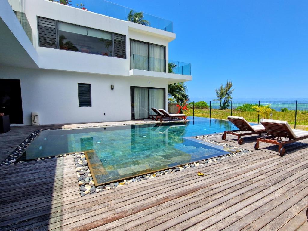 Stunning Beachfront Villa for a Perfect Getaway, Riambel (precios ...