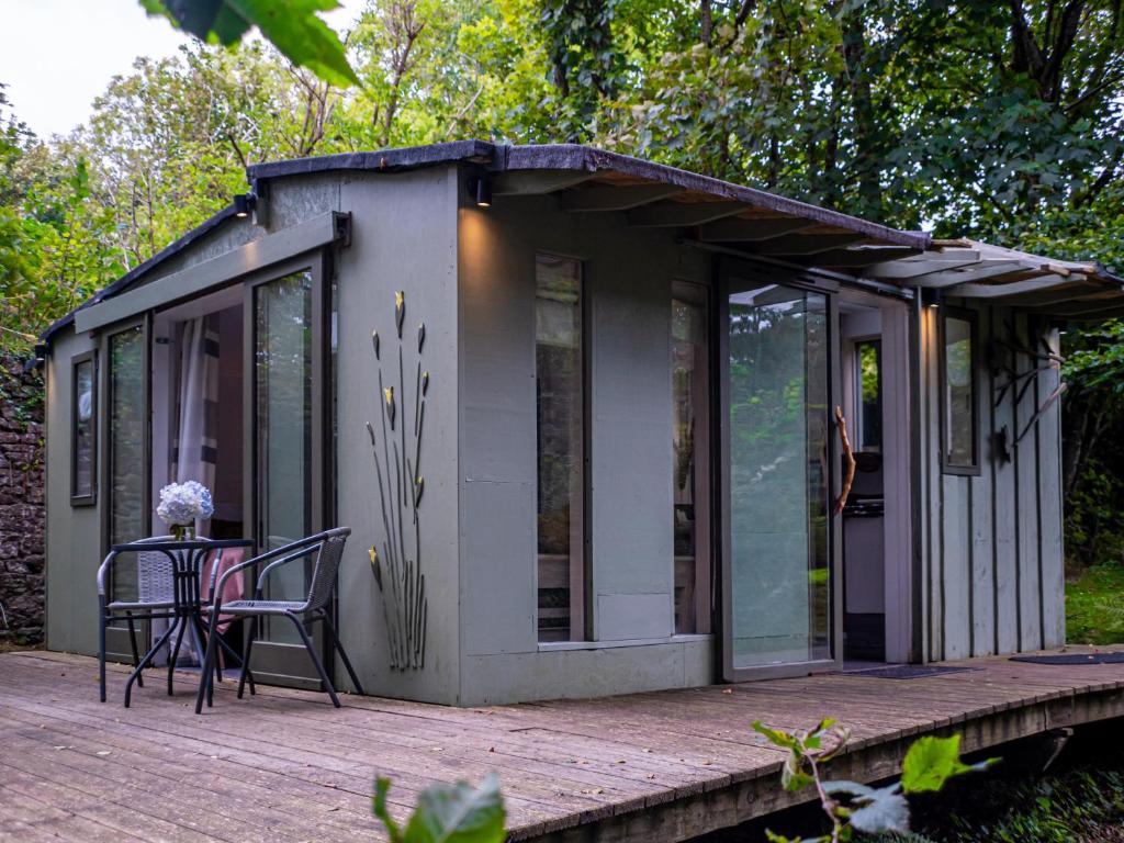 The Cwtch - Woodland cabin with country views!, Begelly (updated prices ...