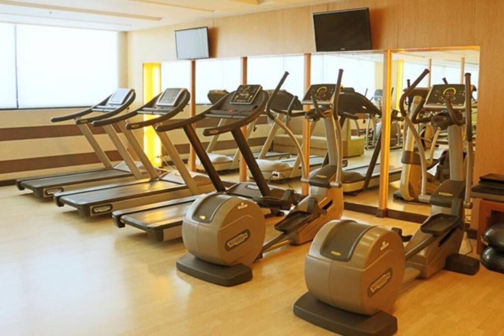 1br BSA Twin Towers with pool access Netflix across SM Megamall, Manila ...