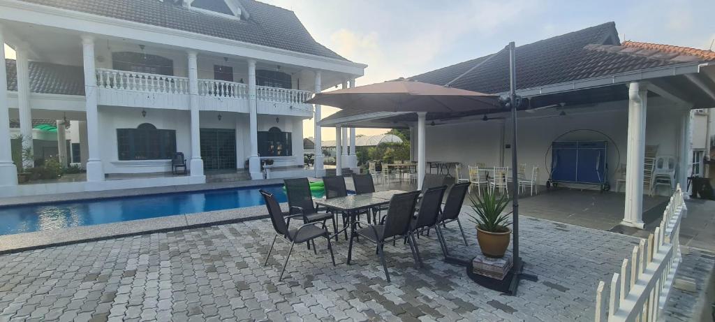 Villa Alhambra TTDI Damansara Homestay for big group of 30 pax and ...