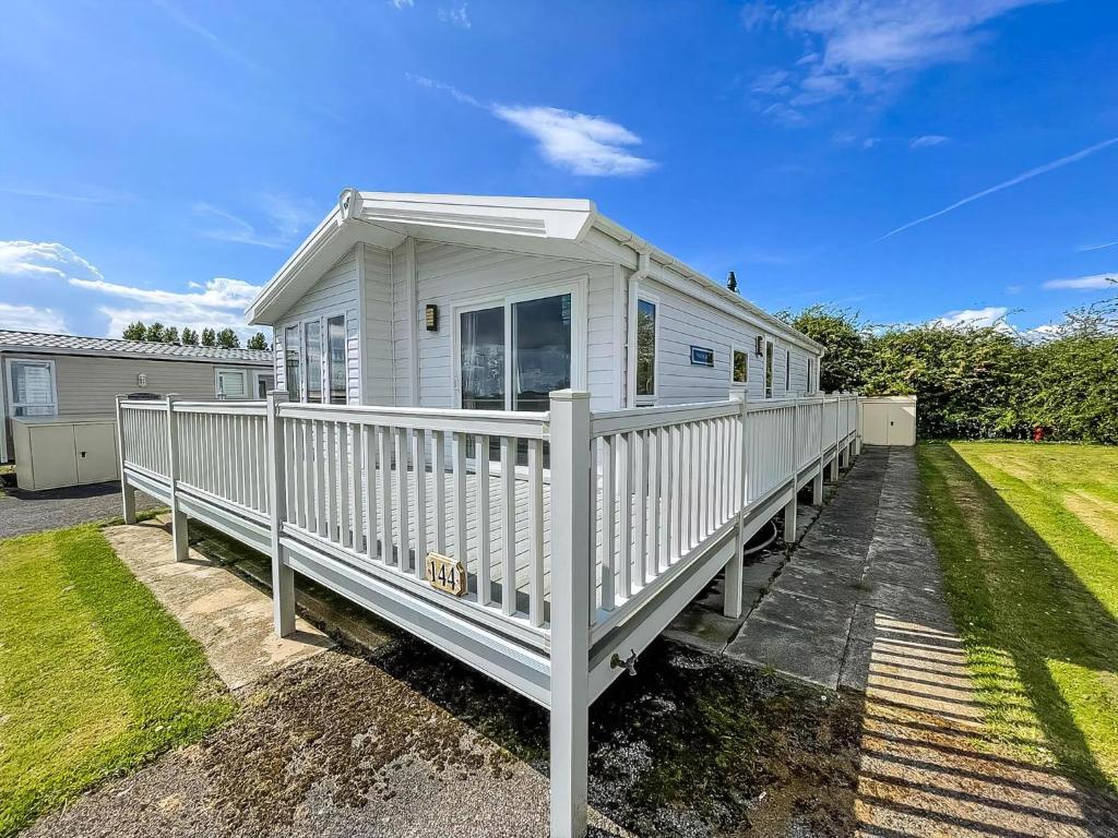 Luxury Lodge With Decking In Hunstanton At Manor Park Ref 23144K ...