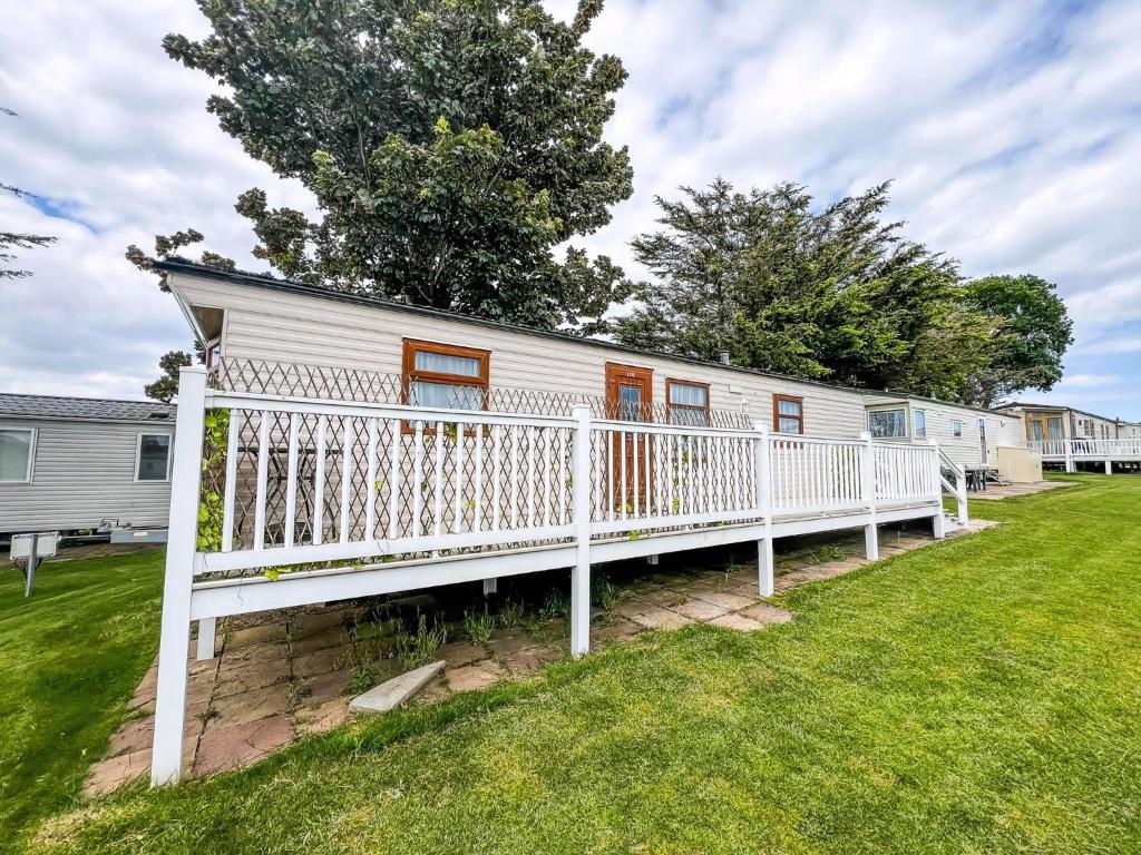 6 Berth Caravan With Decking Nearby Clacton-On-Sea Ref 46128V, Great ...