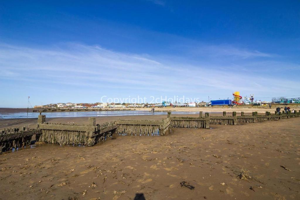 Modern 4 Berth Lodge With Decking At Manor Park In Hunstanton Ref ...
