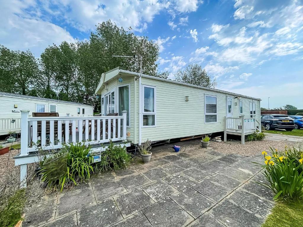 Lovely Caravan With A Lake View At Southview Holiday Park Ref 33043Cl ...
