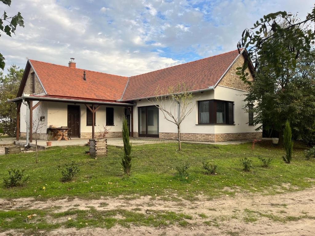 Lakner Lovarda, Bácsalmás (updated prices 2026)