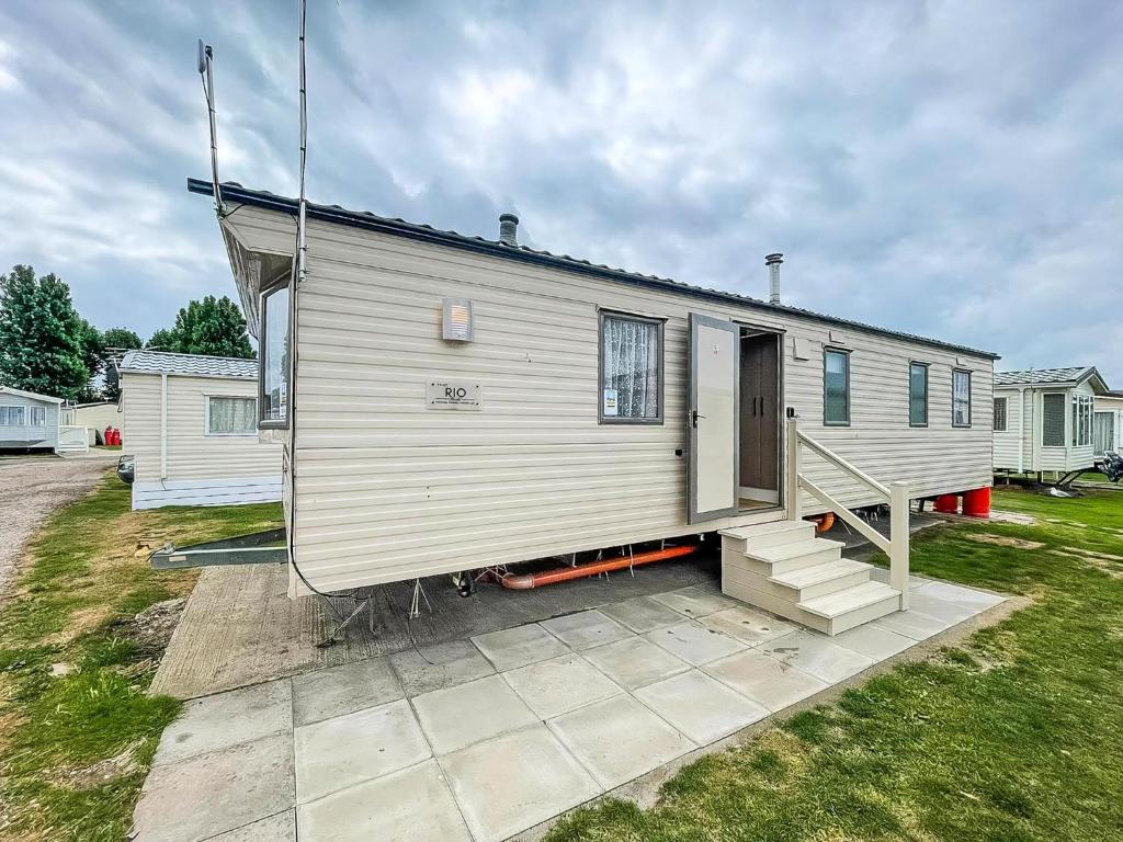 Cosy Caravan With Free Wifi At Felixstowe Beach Holiday Park Ref ...