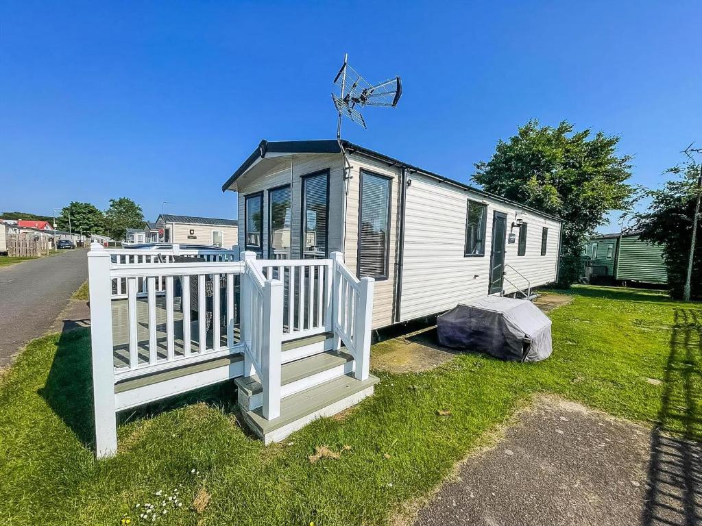 Lovely 6 Berth Caravan With Decking At Cherry Tree Park In Norfolk Ref ...
