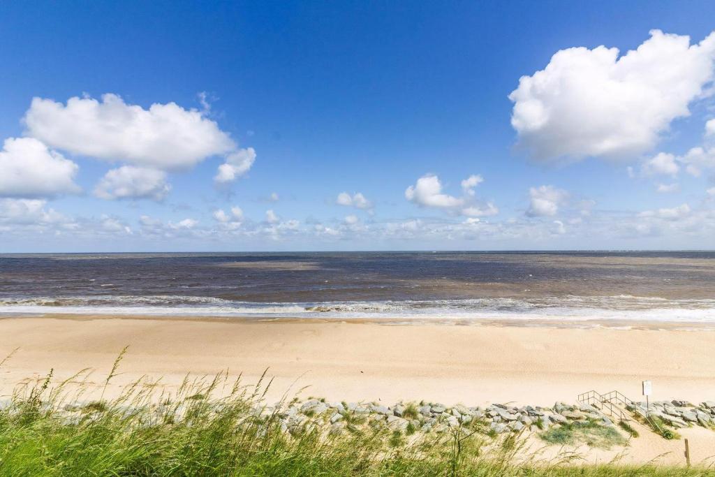 Great 6 Berth Spacious Caravan With Large Outdoor Space Ref 50056L ...