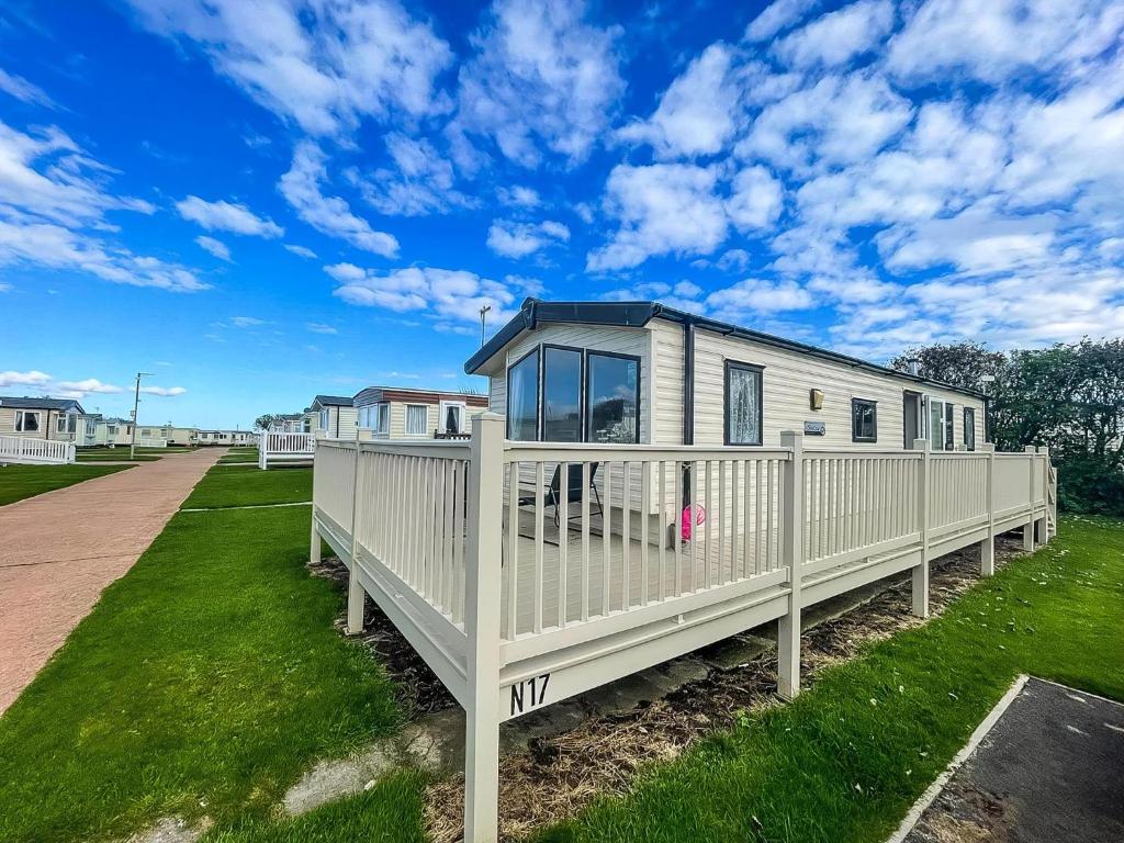 Superb Caravan With Decking At Skipsea Sands Holiday Park Ref 41017Nf ...