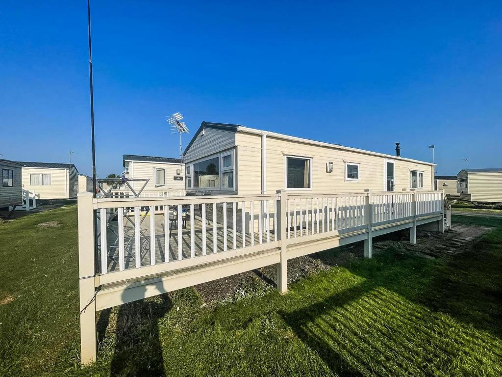 Dog Friendly Caravan With Large Decking Near Heacham Beach, Ref 21052H ...