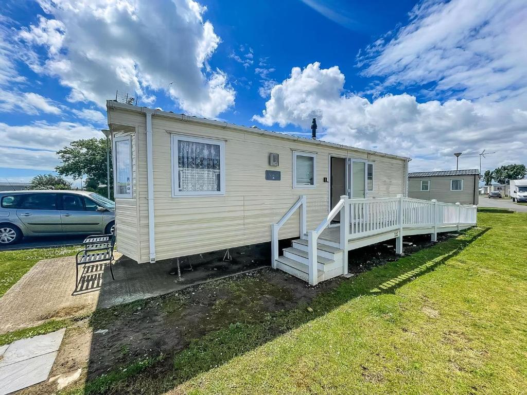 Homely 6 Berth Caravan With Decking And Wi-Fi At Seawick, Essex Ref ...
