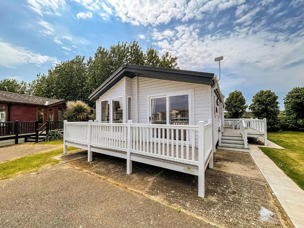 Beautiful Lodge With Decking In Hunstanton At Manor Park Ref 23023W ...