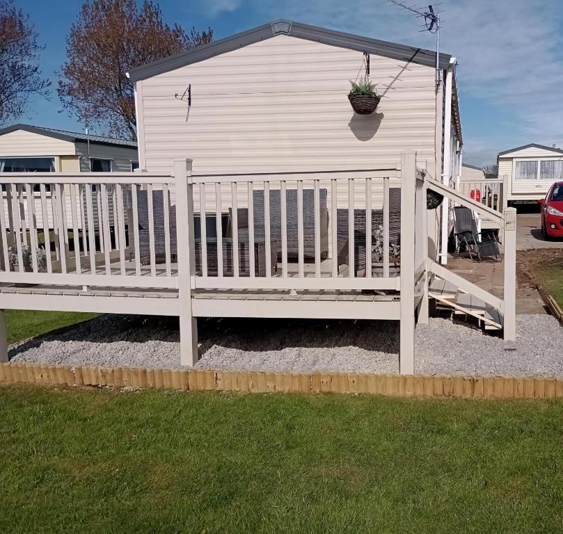 Lovely 10 Berth Caravan With Decking In Yorkshire, Ref 71023G, Tunstall ...