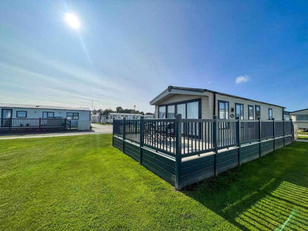 Stunning Lodge Full Sea Views At Broadland Sands In Suffolk Ref 20089Bs ...