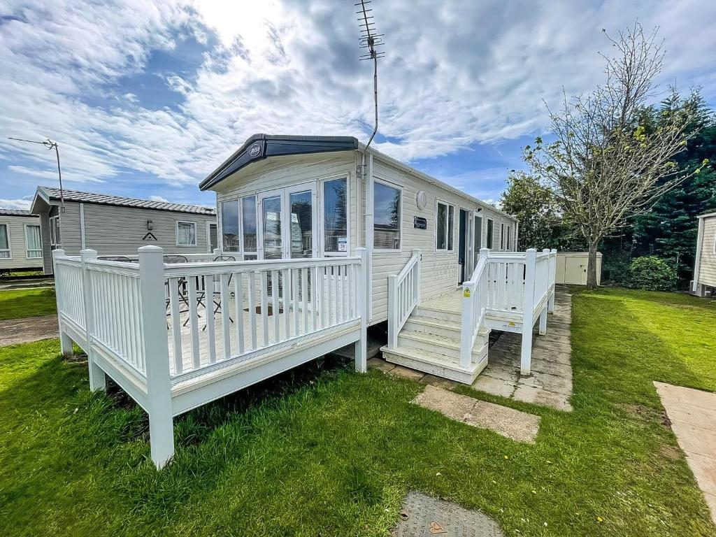 Beautiful Caravan With Decking At Manor Park Nearby Hunstanton Beach ...