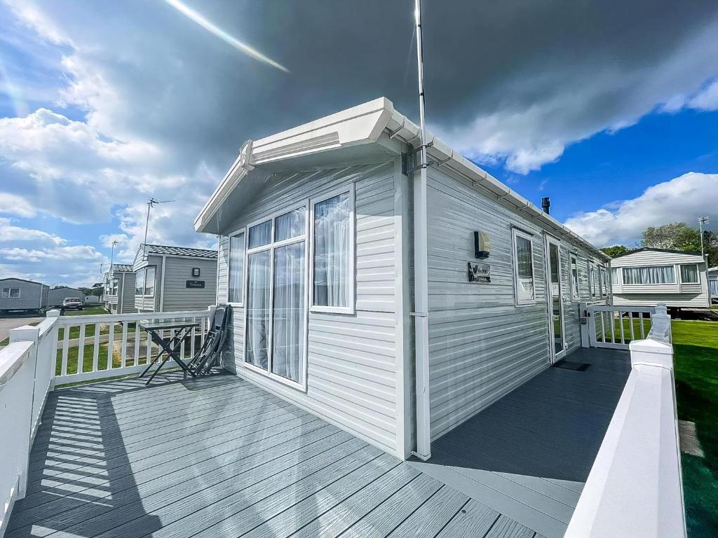 Gorgeous Caravan With Decking And Wi-Fi At Carlton Meres In Suffolk Ref ...