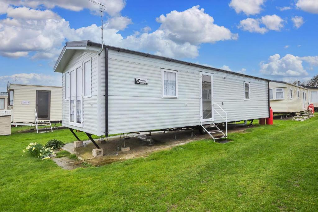 Beautiful 6 Berth Caravan For Hire At Central Beach Park In Kent Ref ...