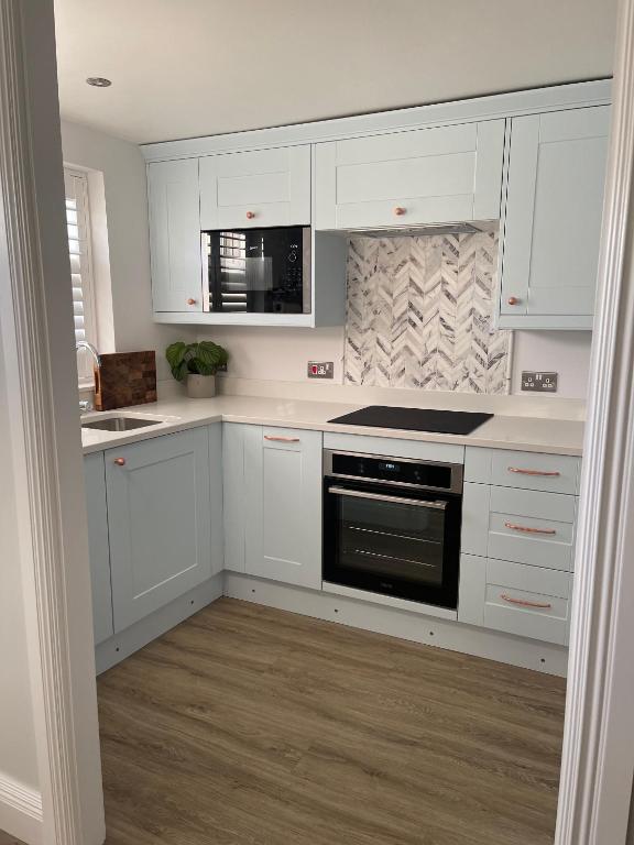 Modern Luxe Maisonette Near Station With Free Parking, Billericay ...