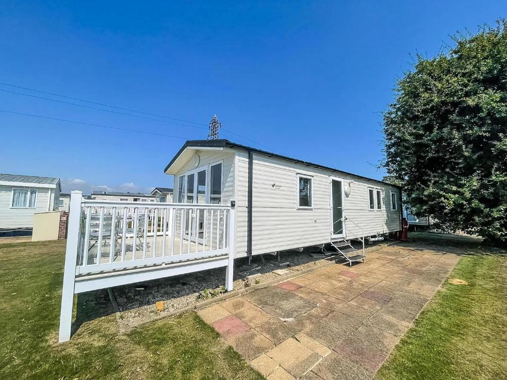 Wonderful 8 Berth Caravan With Decking At Valley Farm, Essex Ref 46561V ...