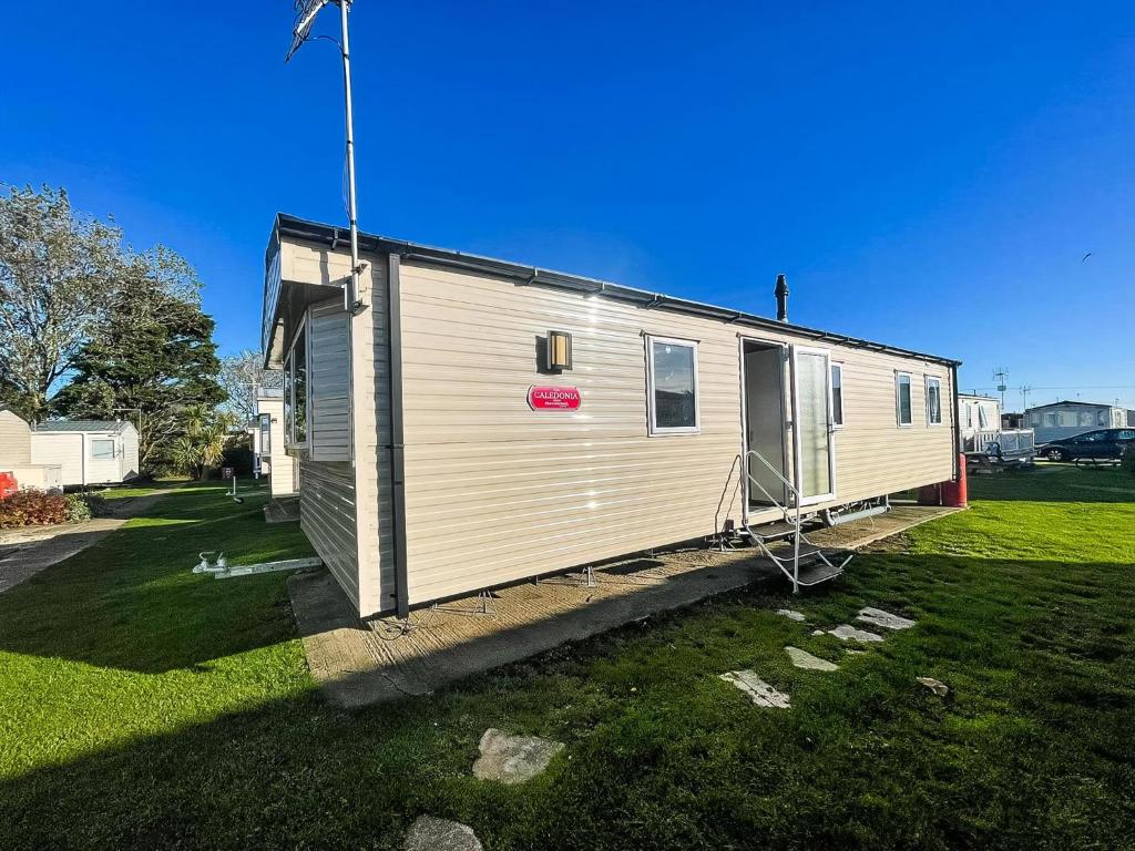 Lovely 8 Berth Caravan At Seawick Holiday Park In Essex, Ref 27237Sw ...