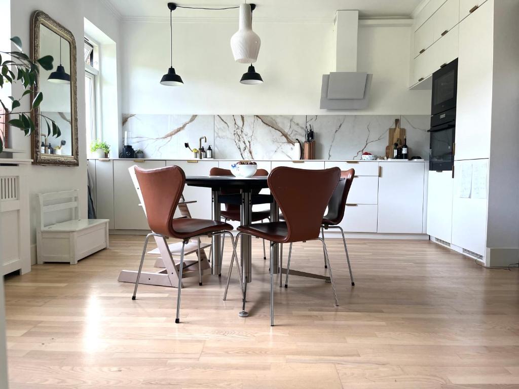 Lys, charmerende, tæt på strand, Hellerup (updated prices 2026)