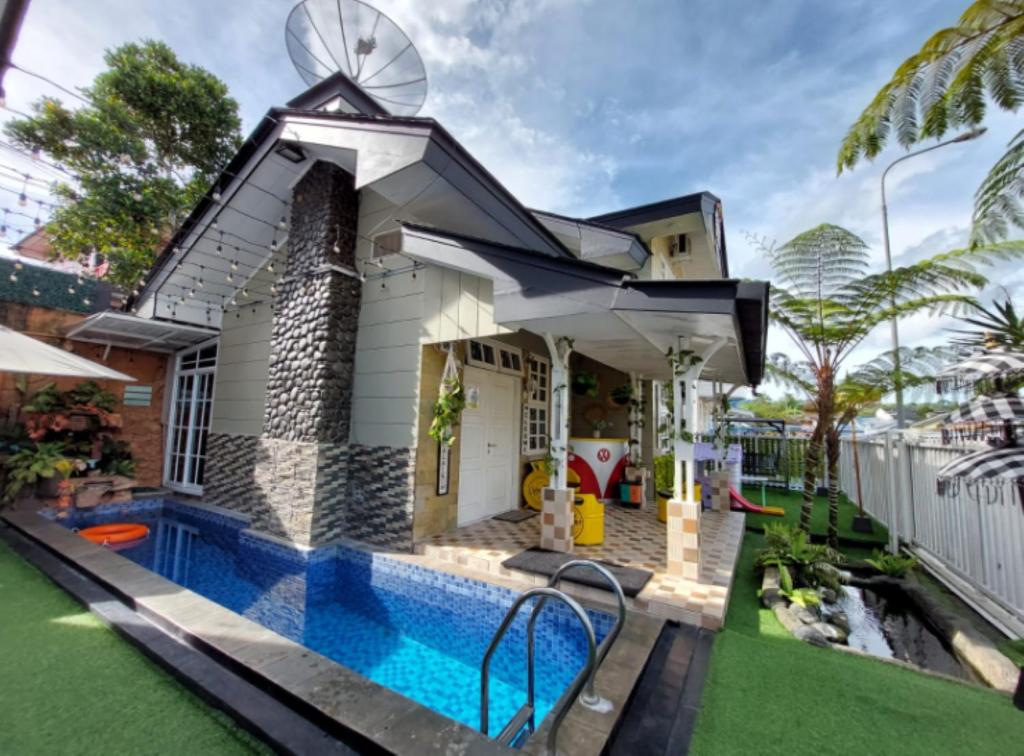 Villa puncak bogor 4 BR di kota bunga lengkap dengan kolam & biliard ...