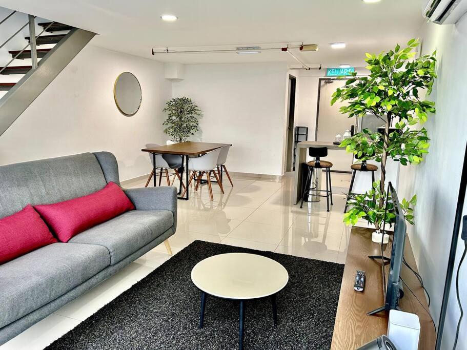 Pinnacle PJ-Duplex,Projector,FREE Parking,Near LRT,2-6pax, Petaling ...