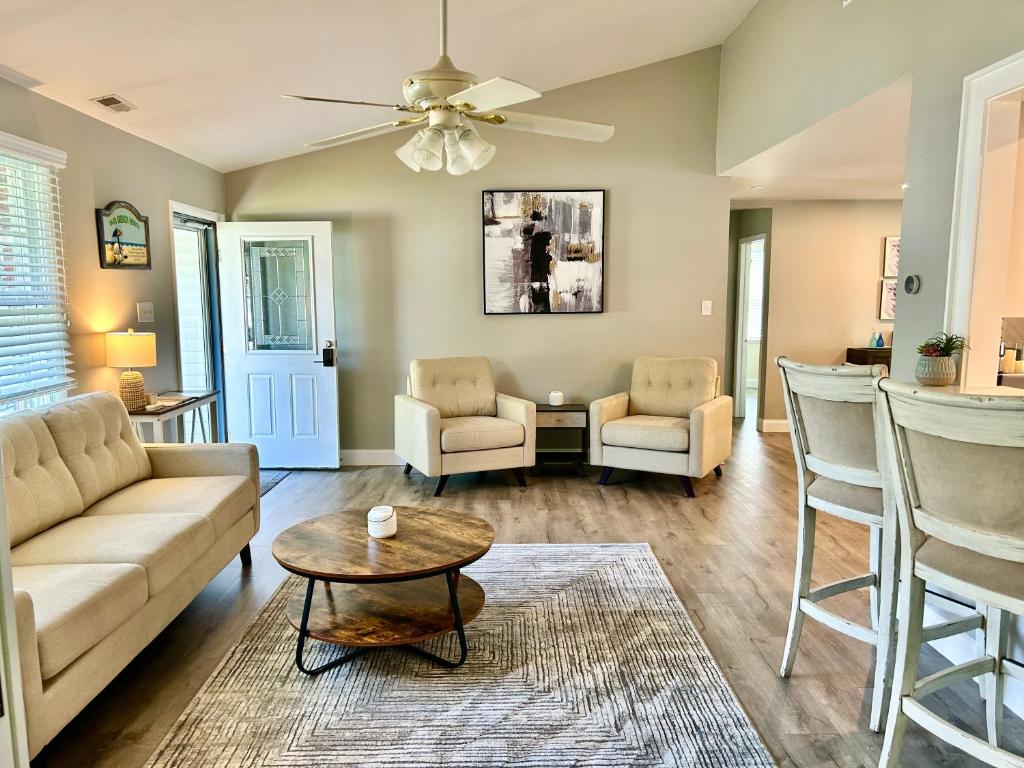 A Shore Thing - Spacious House w Large Deck, BBQ, Linens & Pet Friendly ...