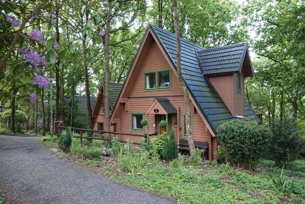 Lodge Nine for 6 with Hot-tub at Finlake Spa Resort in Devon, Chudleigh ...