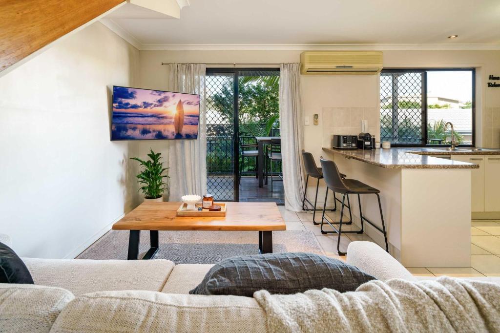 Sunny's Coastal Townhouse in Caloundra, Caloundra (updated prices 2025)