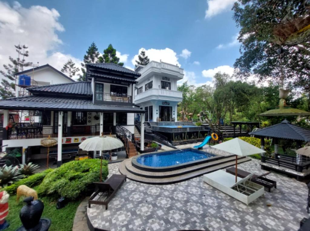 Villa kota bunga puncak bogor dengan 2 kolam privat & biliard, Cikujang ...