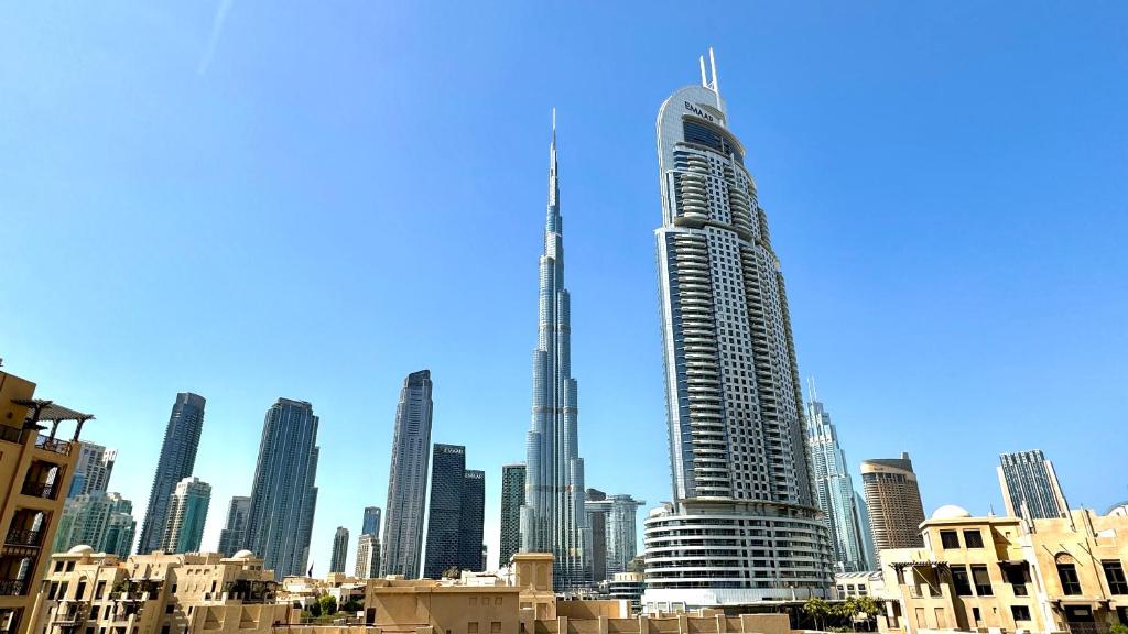 Luxurious 1-Bedroom Apartment in Downtown Dubai - Steps from Burj ...