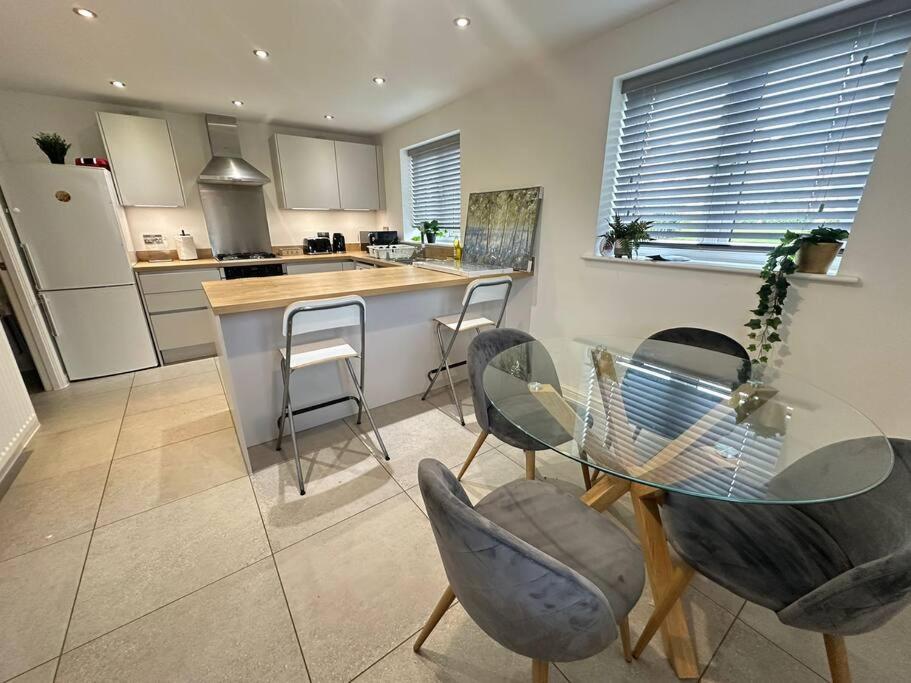 Langford House, 3bedroom, Netflix, Parking, WiFi, Long Hanborough ...