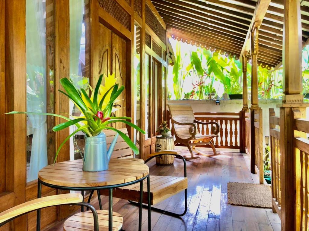 Ubud Auroville bright wooden home with kitchen, Ubud (updated prices 2025)