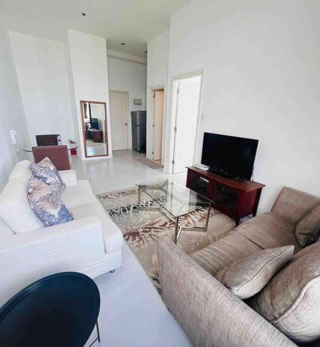64F Spacious 1 BR Nice View Pool Sauna Gym, Manilla (bijgewerkte ...