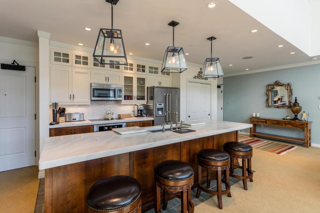 Stratton Summit Level Rising Bear, Stratton Mountain (updated prices 2026)